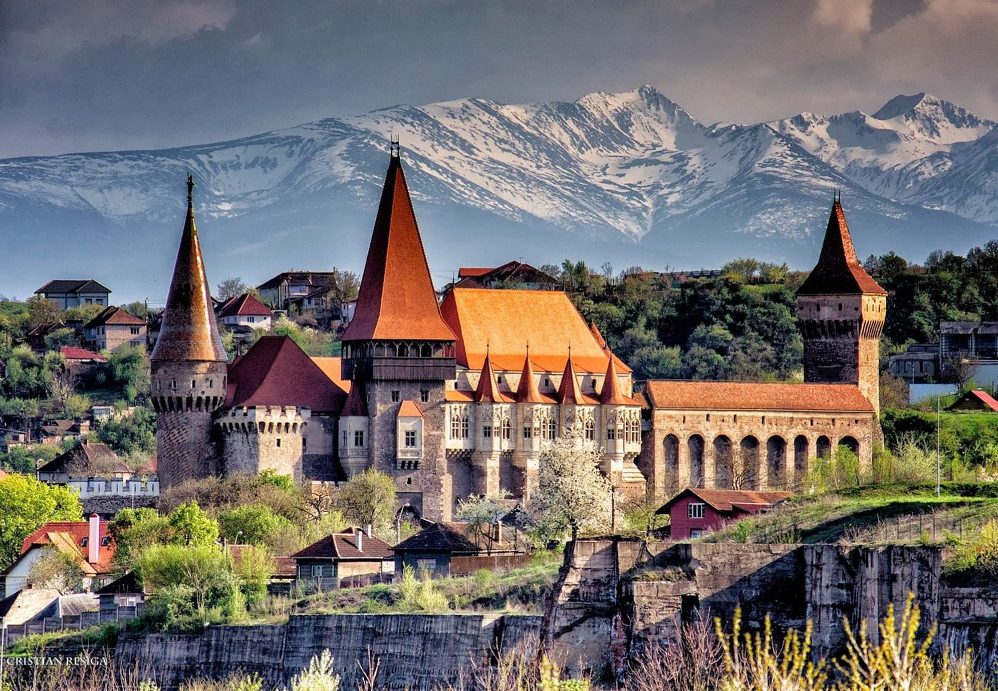 Castelul Corvinilor și Munții Retezat: Între Istorie și Natură - News Cluj